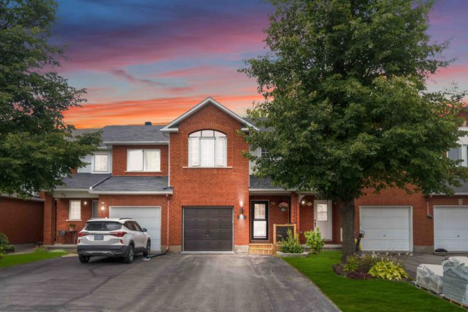 Barrhaven House Curious